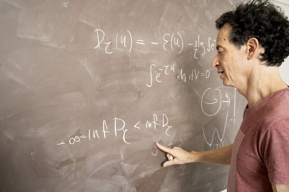 Mathematics bridging the micro and macro worlds | Knut and Alice ...