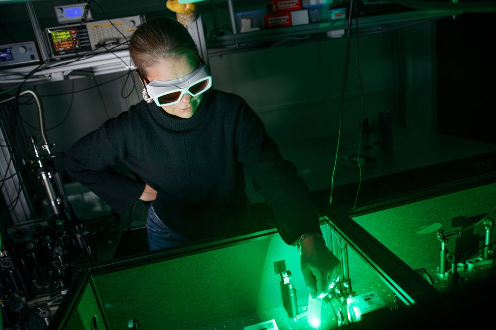 Using Laser Light For The Electronics Of The Future Knut And Alice