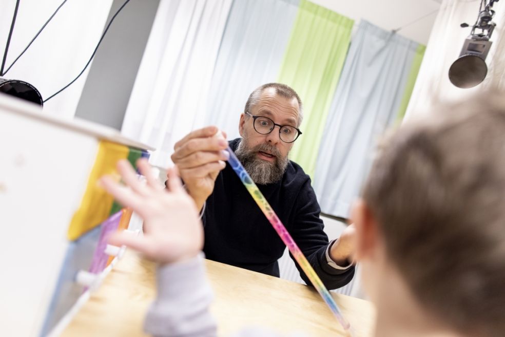 Following human intelligence from the cradle to adulthood | Knut and ...